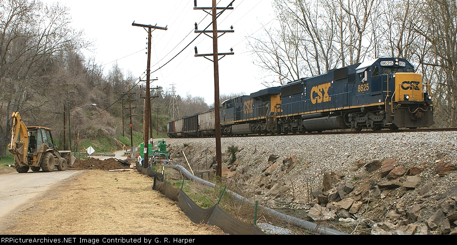 299 - CSXT 8625 on the U86320 pass by the Thalle sewer people running a line from the Lewis ...